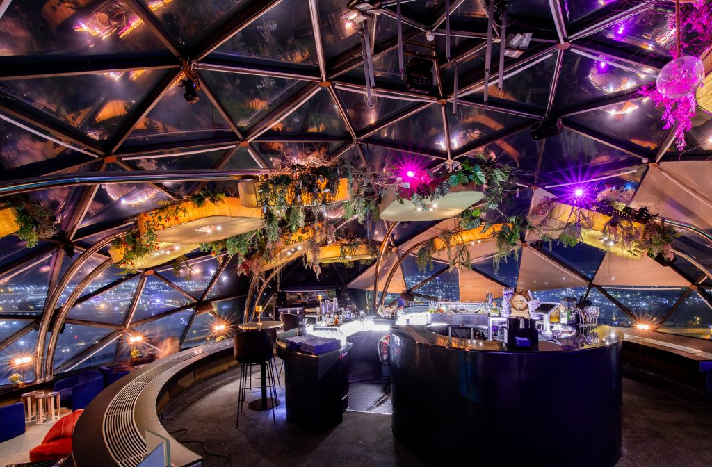 Skyfall El cocktail club 360° en la cúpula del Hyatt Regency Barcelona ...