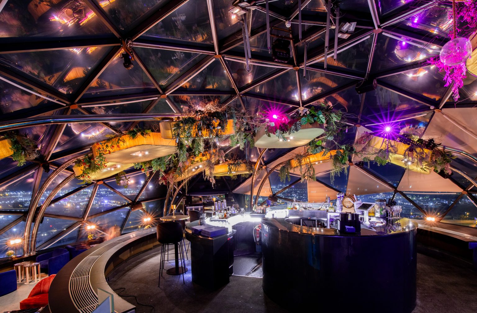 Skyfall El cocktail club 360° en la cúpula del Hyatt Regency Barcelona ...