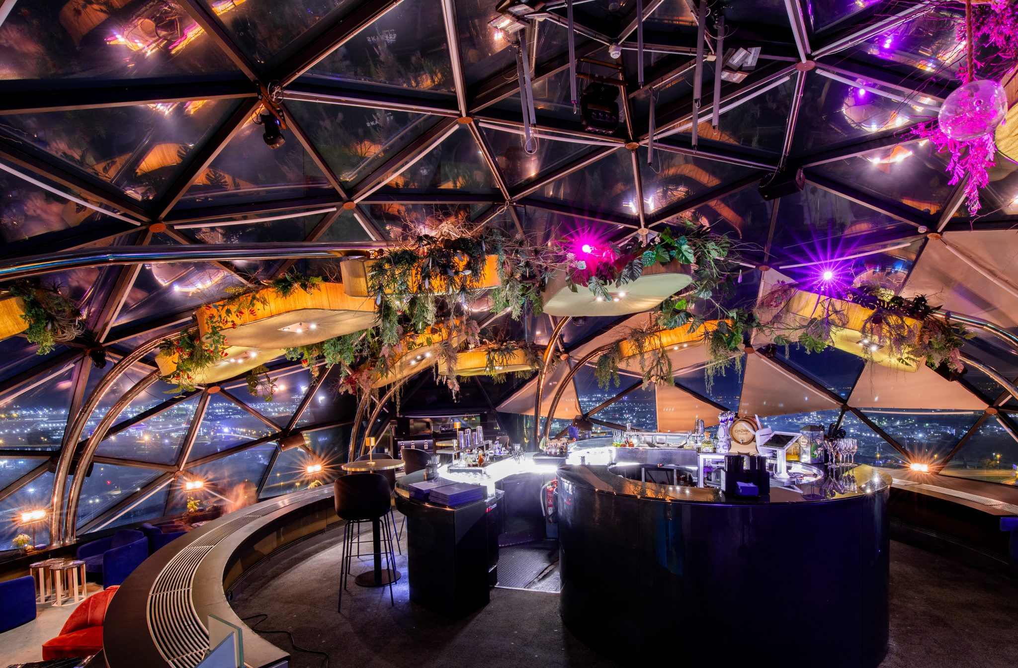 Skyfall El cocktail club 360° en la cúpula del Hyatt Regency Barcelona ...