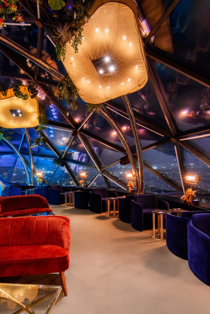 Skyfall El cocktail club 360° en la cúpula del Hyatt Regency Barcelona ...