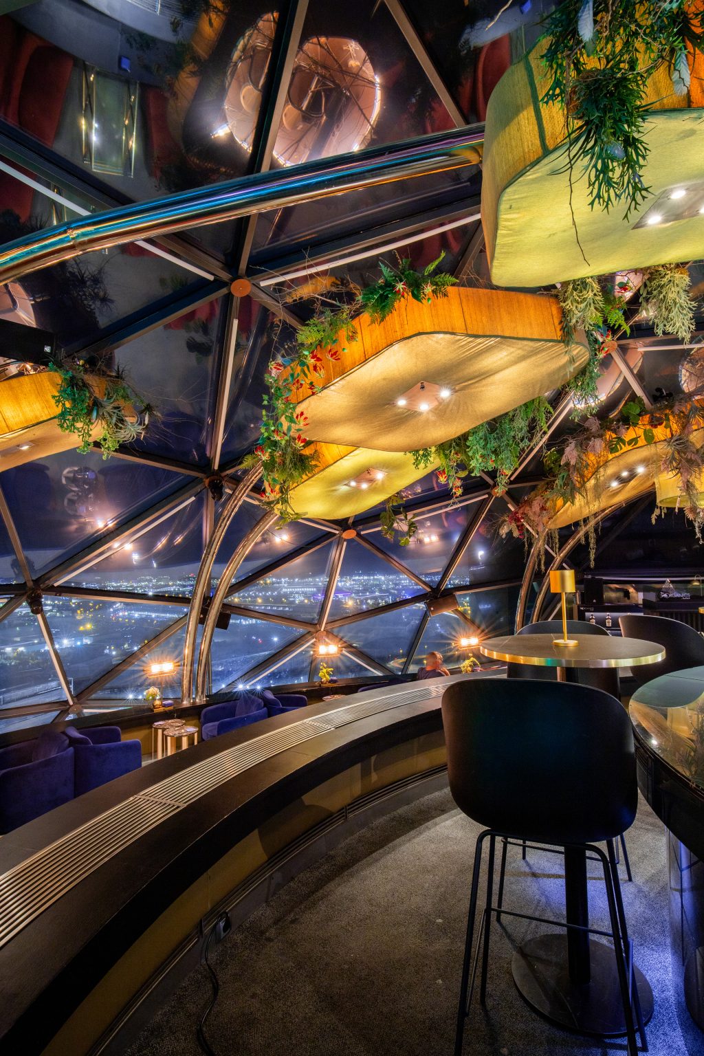 Skyfall El cocktail club 360° en la cúpula del Hyatt Regency Barcelona ...