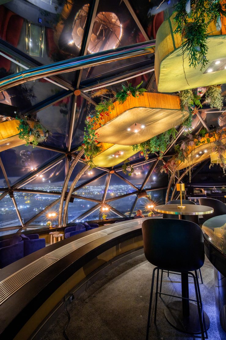 Skyfall El cocktail club 360° en la cúpula del Hyatt Regency Barcelona ...